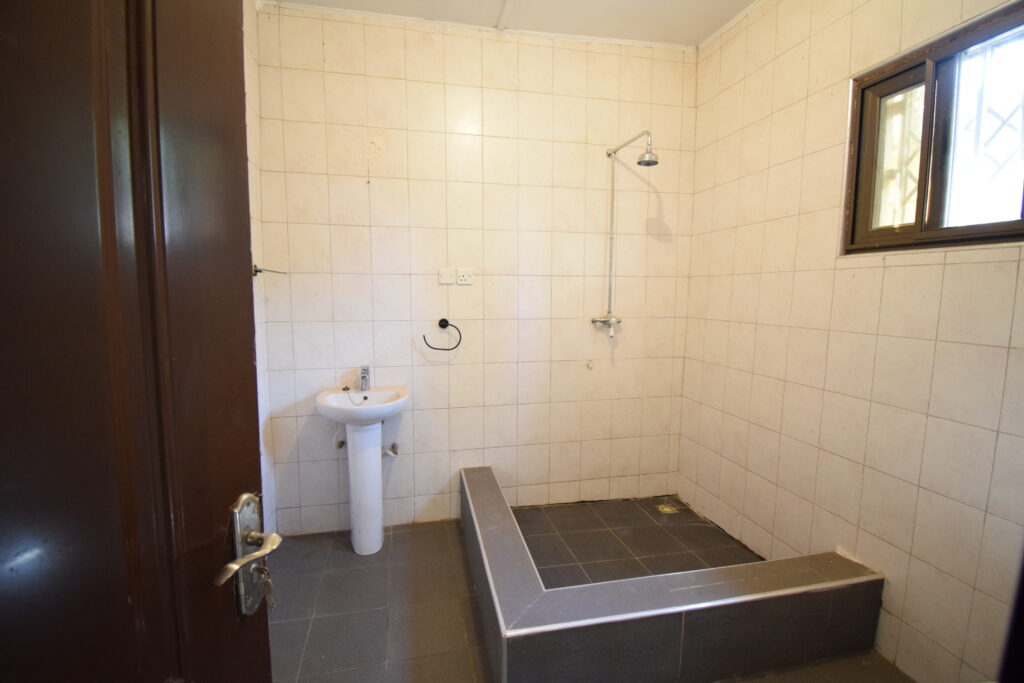 6 Bedroom 4.5 bathroom House – Adenta Housing Accra – TrevlynGH
